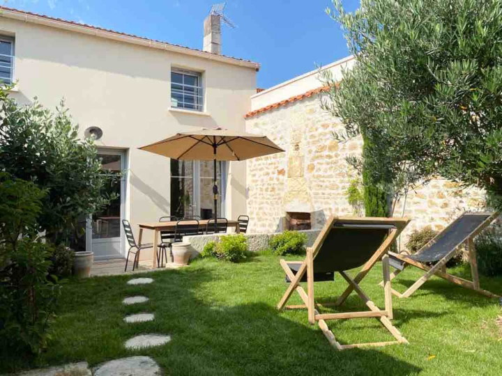Belle Maison Rénovée Avec Jardin Verdoyant - Rochefort, France