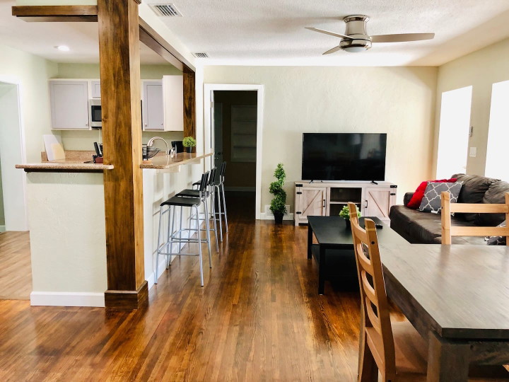 Modern, Comfortable Home Close To Everything - DeLand, FL