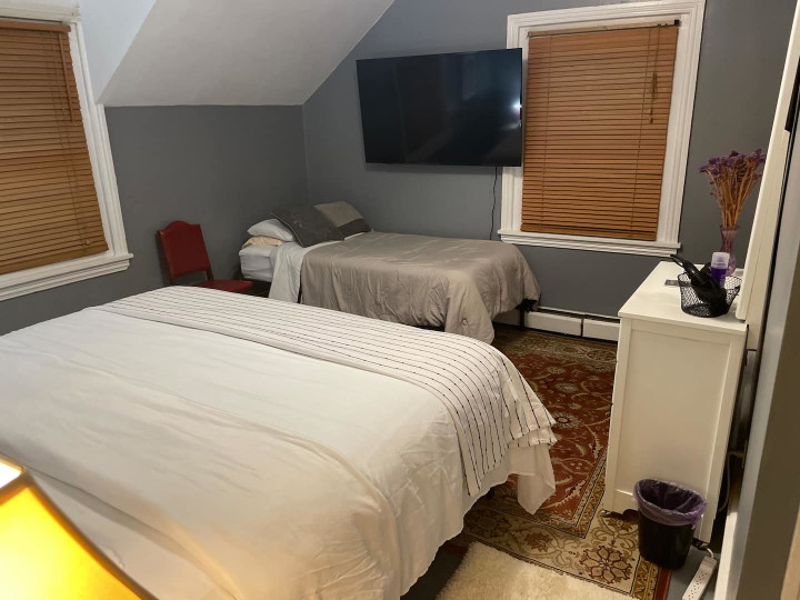 Charming 3 Bedrooms 2 Bath Carriage House Sleeps 9 - Bryn Mawr, PA