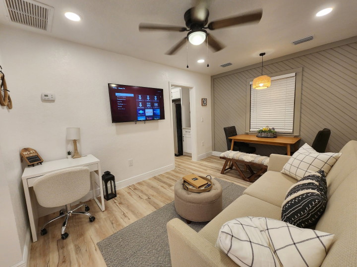Adorable Vintage Style Guest House | King Size Bed - Clearwater, FL