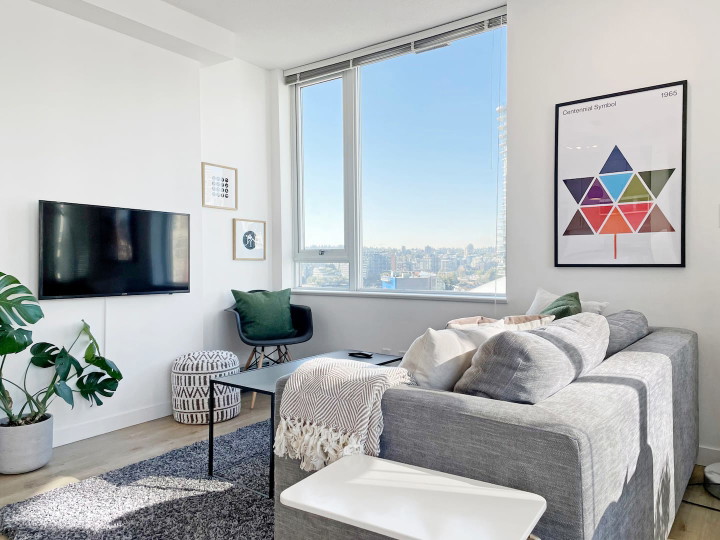 Elevated Living Central Condo Pool & Gym - Vancouver