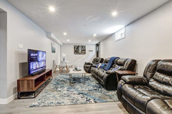 Luxury 3bed Bsmnt Unit*kitchen*wifi*parking - London