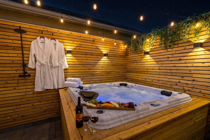 Hot Tub, Cold Plunge, Fire Pit & Outdoor Cinema - Seattle, WA