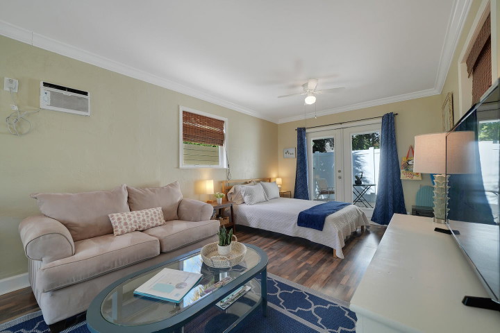 Cozy Casita: Dogs Welcome - Fully Fenced Backyard - Boynton Beach, FL