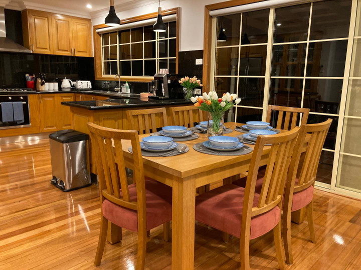 Style/comfort/spacious 4 Bedroom House Plus Study - Melbourne