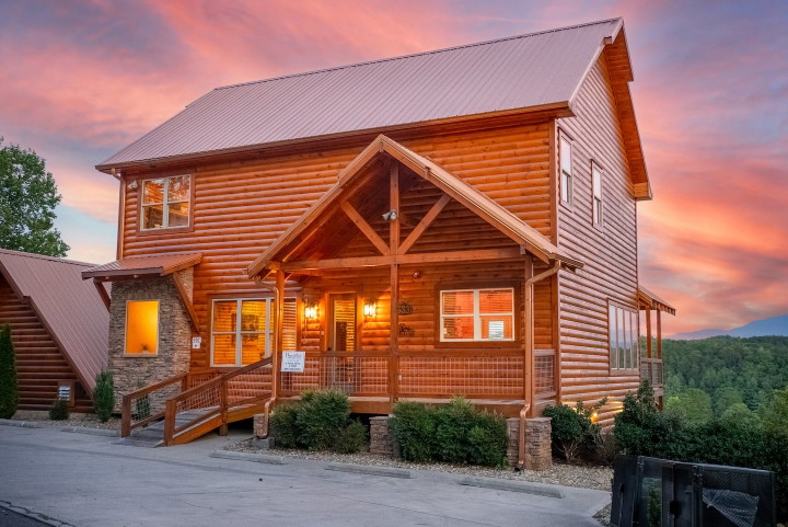 Loaded 6 Bedrooms! Crazy Views, Fire Pit And Pool! Sleeps Up To 26 Guests! - Douglas Lake, TN