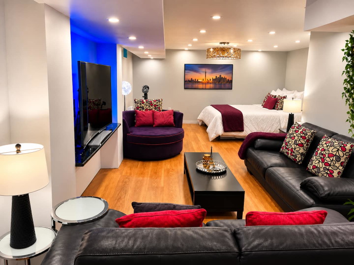 Modern Studio W/ Spa Bath - Bradford, ON, Canada