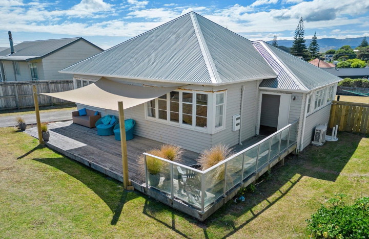 Beach Front Escape + Campervan/tent Options - Ōtaki Beach