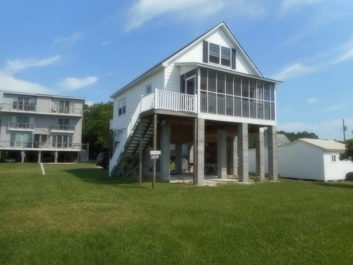 Chincoteague Beach House, Sleeps 10, Pet Friendly - Chincoteague, VA
