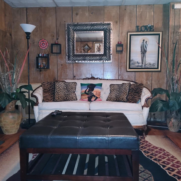 Private Suite  With Hot Tub & Cabin Features For A Couples Retreat In The City! - Knoxville, TN