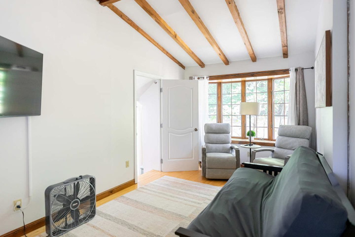 Spacious Two Bedroom Apartment - Wellesley, MA