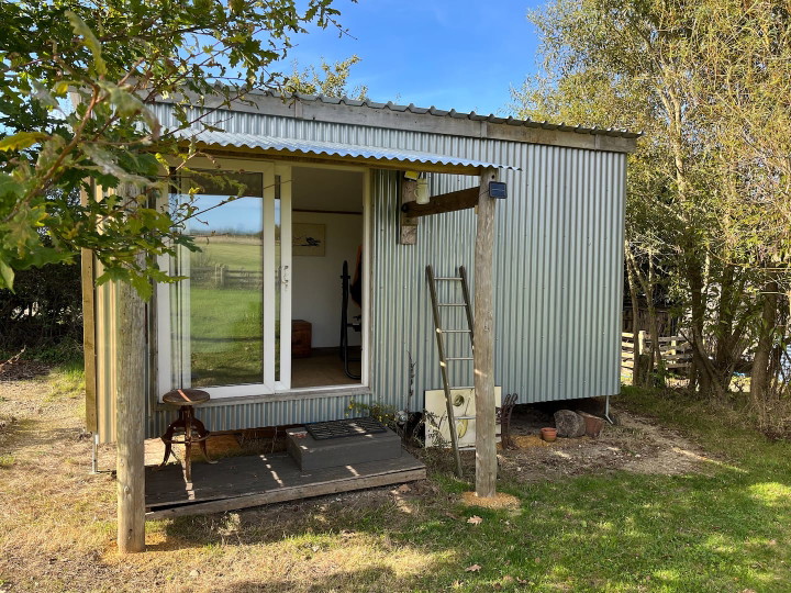 Off Grid Tin Clad Cabin - Hampshire