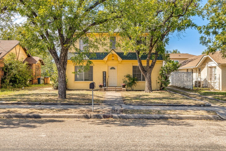 Charming Vintage Retreat: Spacious Stay For 15! - サン・アンジェロ, TX