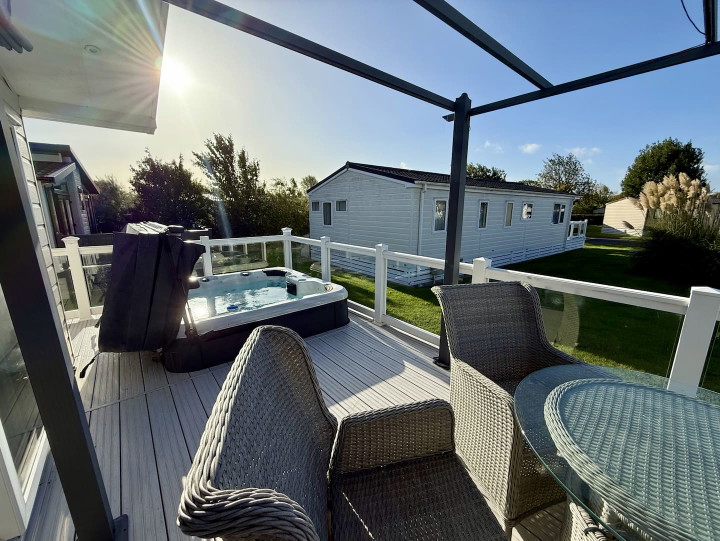 Poppy Meadow Large Hot Tub Lodge - Somerford Keynes