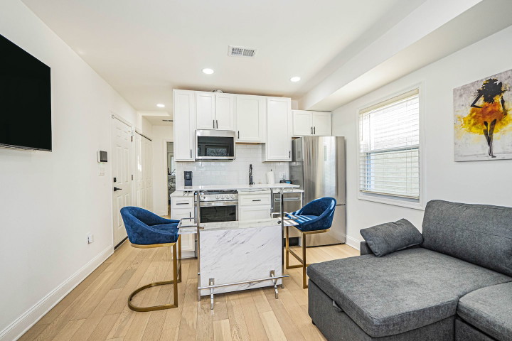 Sunny, Centrally Located, W/ Parking & Alexa - Largo, MD