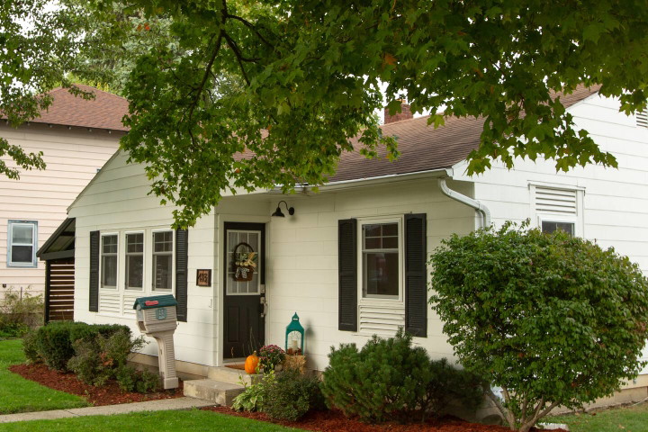 Cheerful 2 Bedroom Cottage On 5th In Decatur In - Indiana (State)