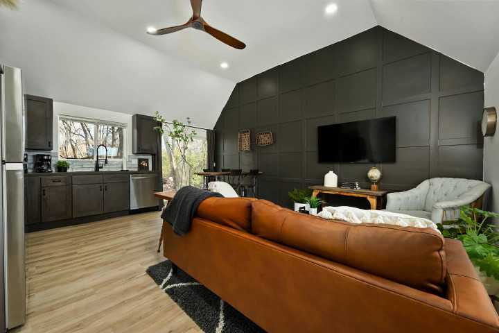 Modern Guesthouse, 2bds, Great Wifi-work Remotely! - Kansas City, MO