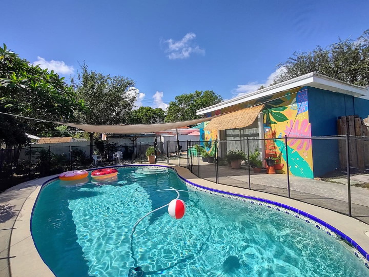 Luckyhousewpb: Fun Pool Home Close To The Beach - West Palm Beach, FL