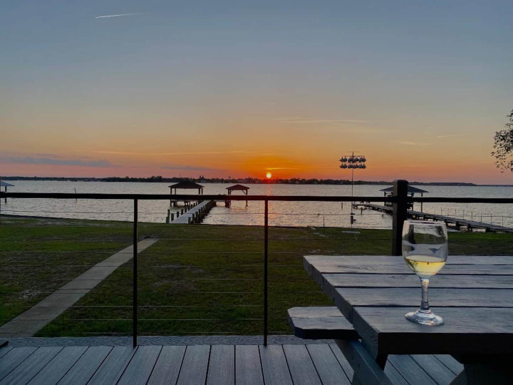 Dockside Daze/sunday Checkout 5pm/riverfront - New Bern, NC