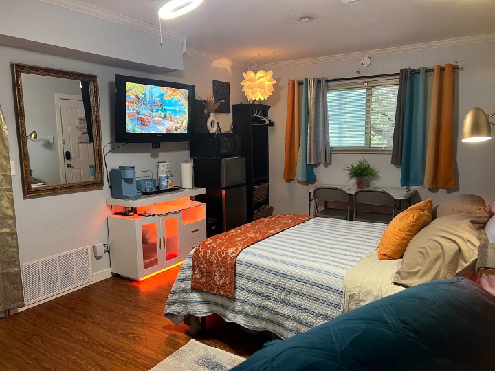 Pvt Suite W/treehouse Vibe! - Fayetteville, AR