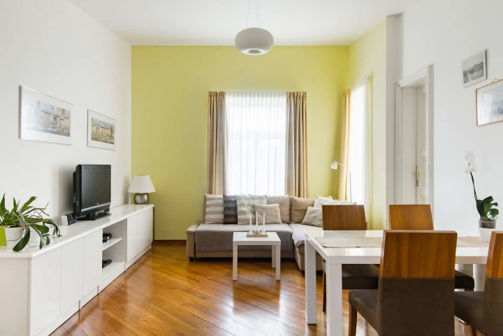 Romantic & Quiet. Steps From Astronomical Clock -