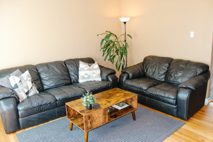 ️ Comfortable 2 Bedroom Home In Sargent Park ️ - ウィニペグ