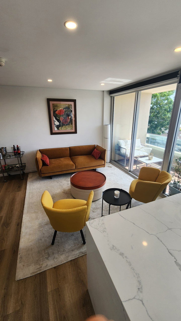 Stylish 2 Bedroom, 1 Bathroom With Shared Pool - Sydney