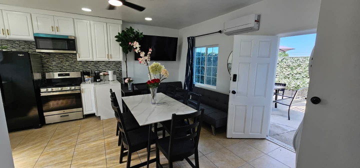 Near Lax, 4 Beds, 2 Bedrooms, Free Laundry - Los Angeles