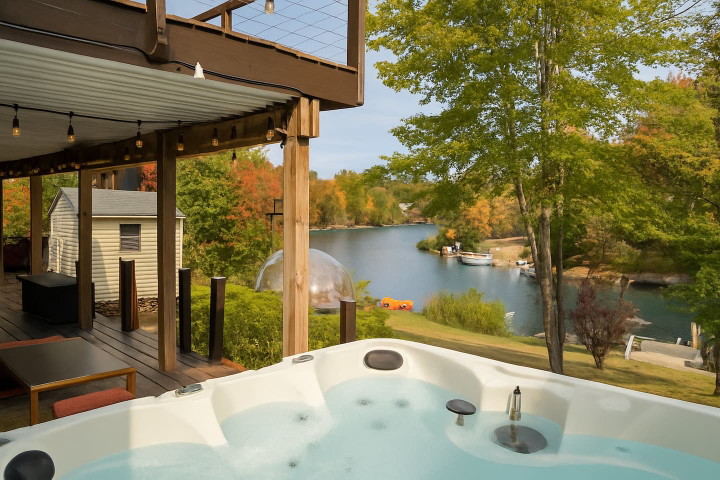Cozy Lakefront Fall Retreat: Hot Tub And Fireplace - Hudson, NY