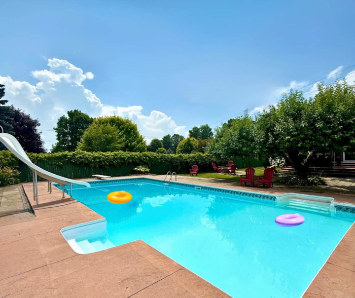 Spacious Farmhouse Retreat With Orchard Views - Brockville