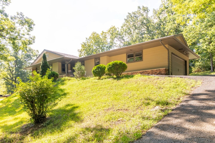 Home On The Hill, Nestled In The Woods. - Farmington, MO