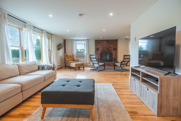 Minutes From Smuggs! Vermont Farmhouse | Sleeps 12 - Vermont