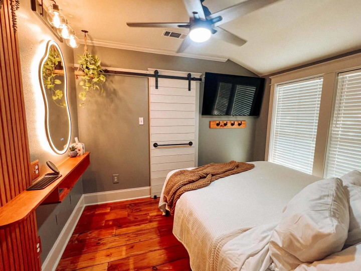 Cozy Couples Retreat + Coffee Bar Next To Dining - Baton Rouge, LA