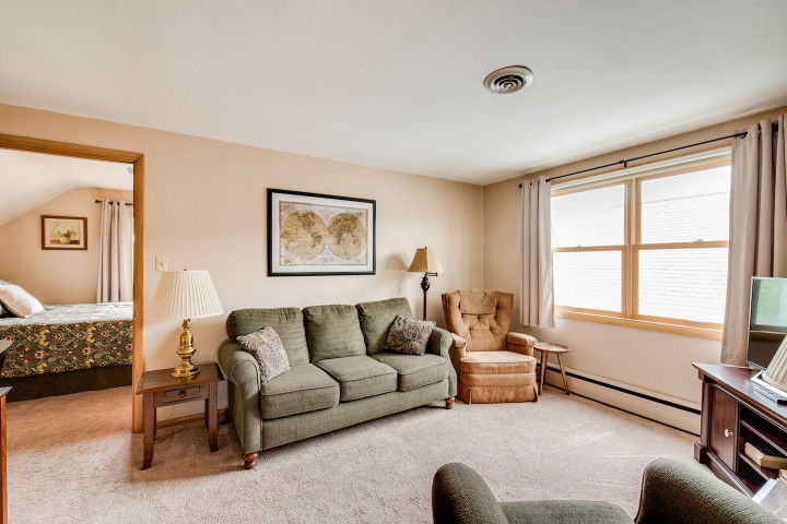 Charming Milwaukee Upper Duplex Near Downtown. - United States
