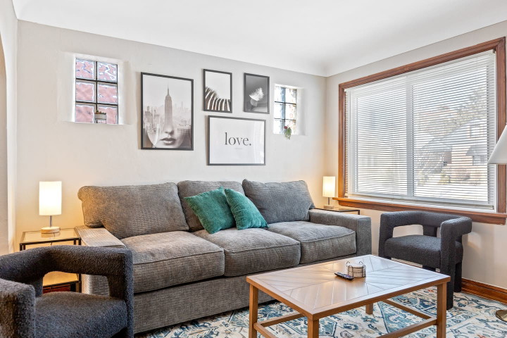 Dog-friendly 2br | 2 Kings & Fenced Yard - St. Louis, MO
