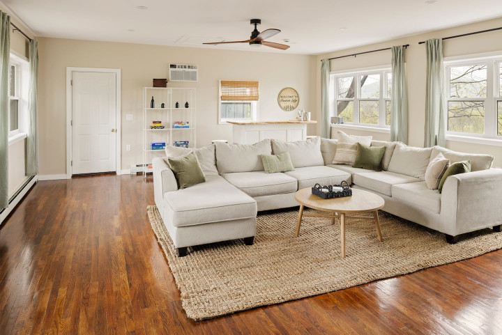 Pineview Lodge Big Living Room + Built-in Bar - Catskill, NY