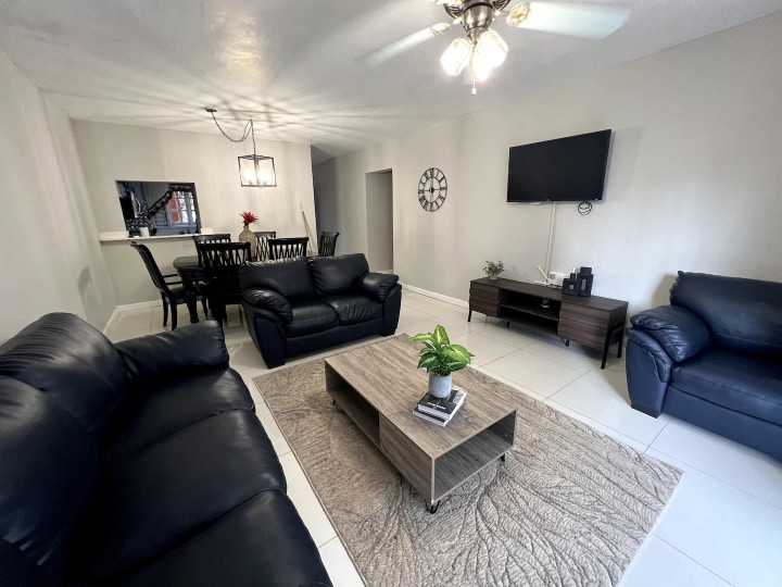 Secure & Central | Minutes To Food, Shops, Fun - Kingston