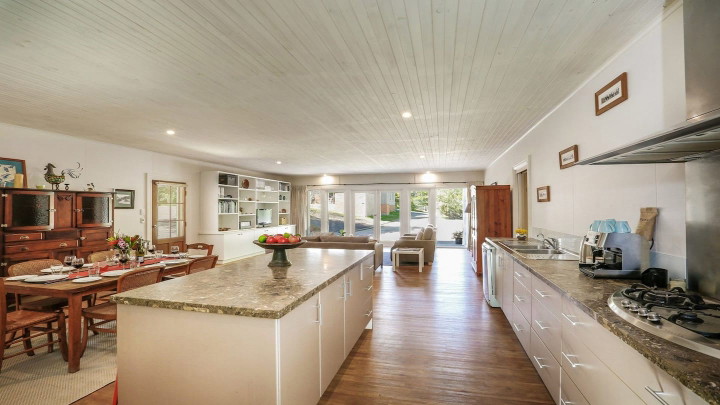 Spacious With Tennis Court In Burradoo - Moss Vale