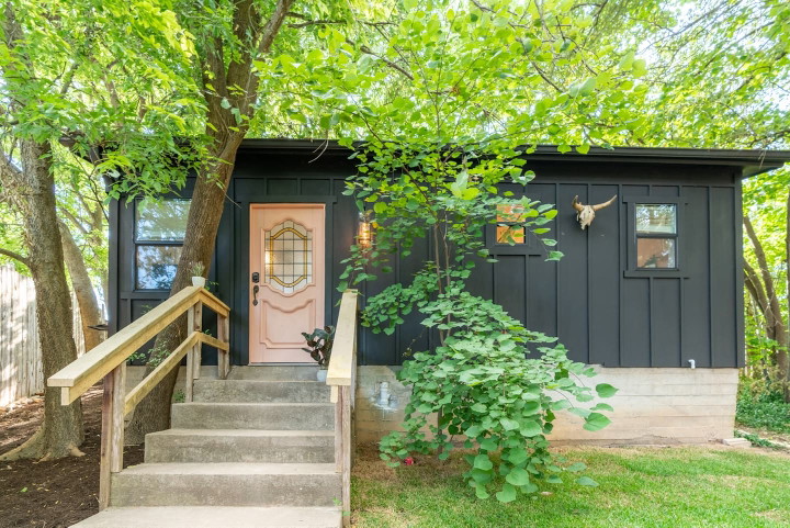 Soco Luxury! | Dog Friendly Tiny Home | - Austin, TX
