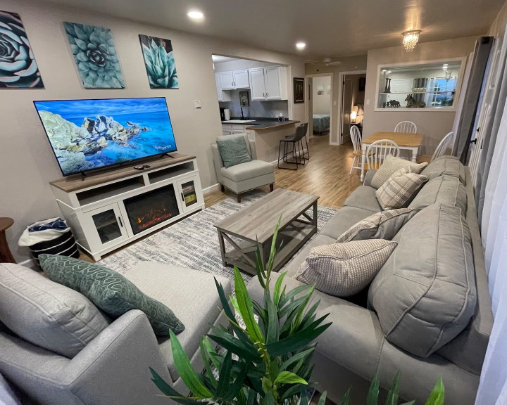 Cheerful Two Bedroom Bungalow Newly Remodeled! Arcade Games, Air Hockey Table. - Eureka, CA