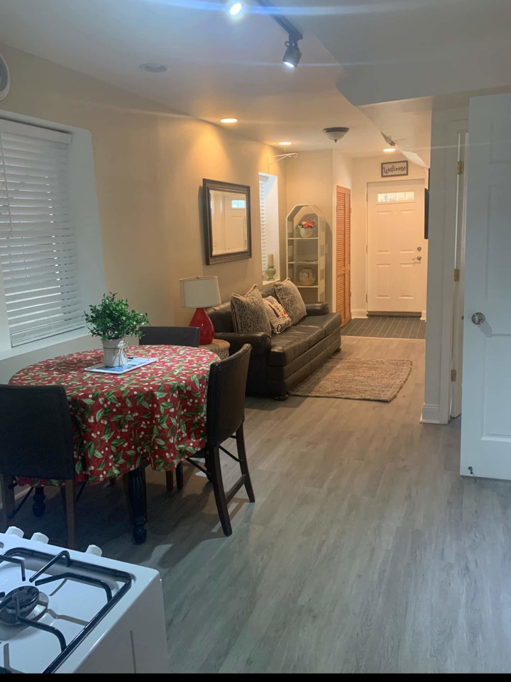 Lovely And Cozy Suite On Southport ! - Chicago, IL