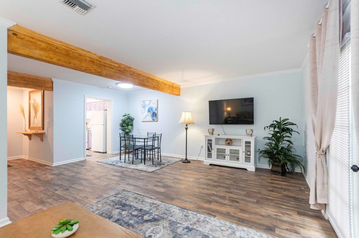 Modern Furnished Stay Near Downtown Pool Wifi - Lafayette, LA
