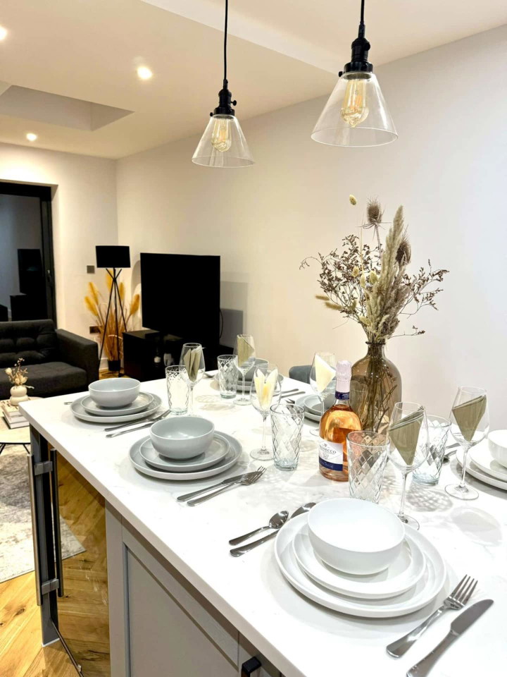 Modern 4 Bed House & Garden-20 Minutes To Gatwick - London