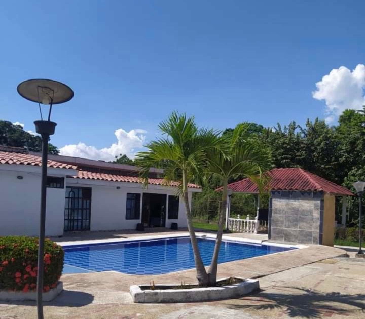 Villa Claudia: Private Home With Pool Near Melgar - Melgar