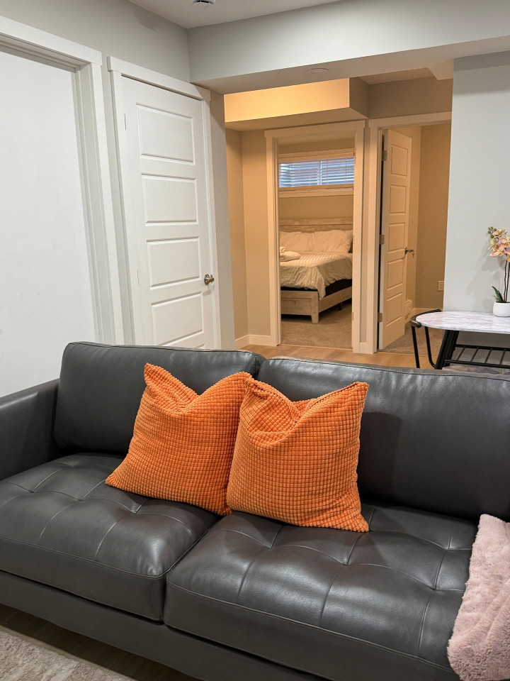 Cozy Basement 2 Bedroom Suite - Airdrie