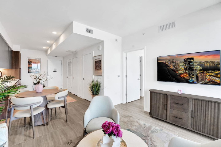 16th Floor Light-filled 1br | Pool, Gym & Beach - Miami Beach, FL