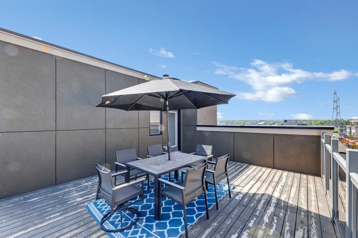 Lakefront Manor: Rooftop, 12b/6.5b Incl. Bsmt! - Bowmanville