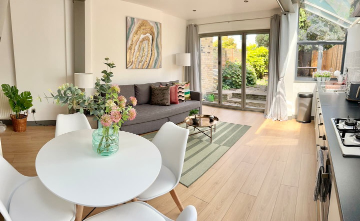 Beautiful 2 Bedrooms Flat With Garden & Parking - London, UK