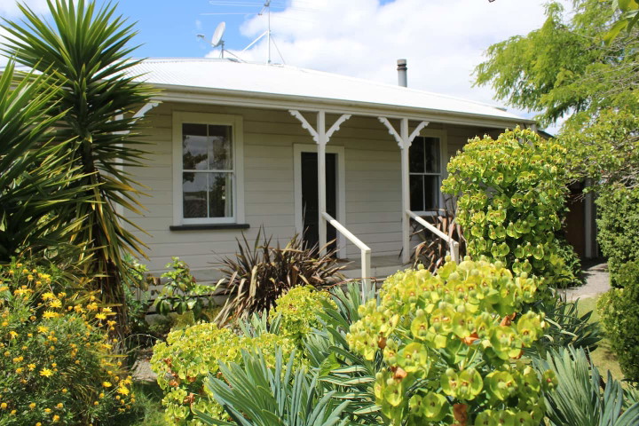 Character Cottage Stone's Throw From The Square - Martinborough