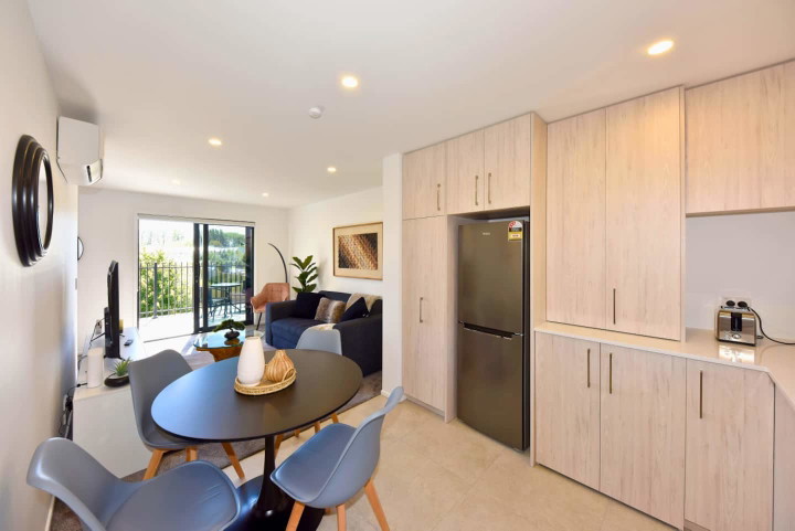 Central City Townhouse With Balcony - 